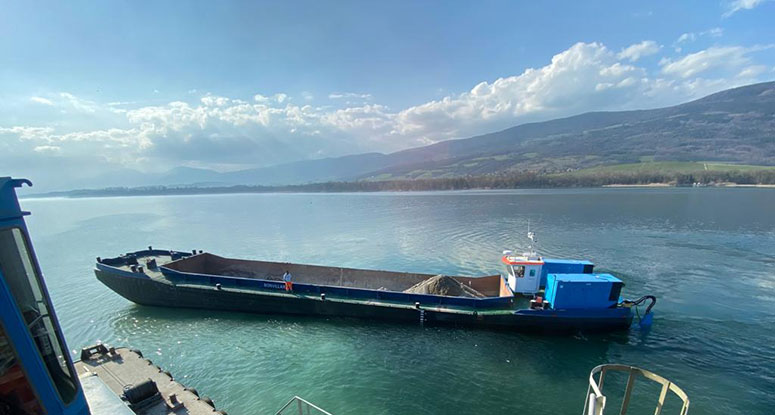 Dismountable and motorised split hopper barge - Baars Sliedrecht