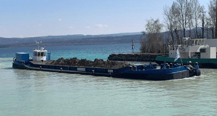 Dismountable and motorised split hopper barge - Baars Sliedrecht